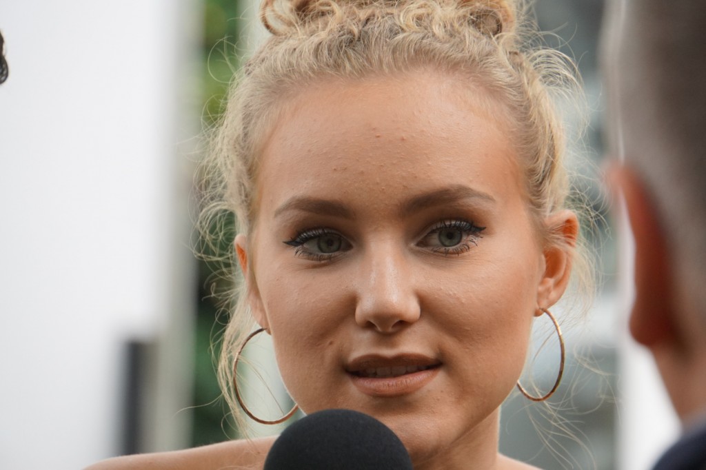 Pauline Angert („Unter uns“) exklusiv im Interview – Schwule Welle